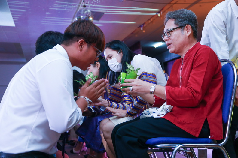 กิจกรรม ถวายเทียนพรรษา ไหว้พระ กราบครู คณะศิลปศาสตร์ | RMUTP Digital Collections